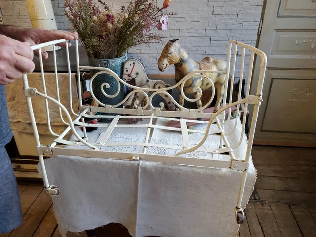 ANCIEN LIT DE poupée en fer forgé pliant sur roulette EUR 80,00 - PicClick FR