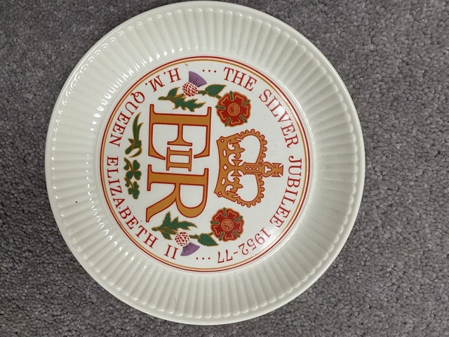 WEDGWOOD COLLECTOR PLATE Queen Elizabeth II Silver Jubilee 1952 -1977 £15.00 - PicClick UK