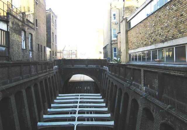 PHOTO 6X4 METROPOLITAN Line railway between King's Cross and Farringdon ...