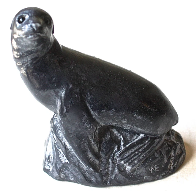 VINTAGE CANADA ESKIMO Inuit Art Carved Stone Seal Figurine signed WE £ ...