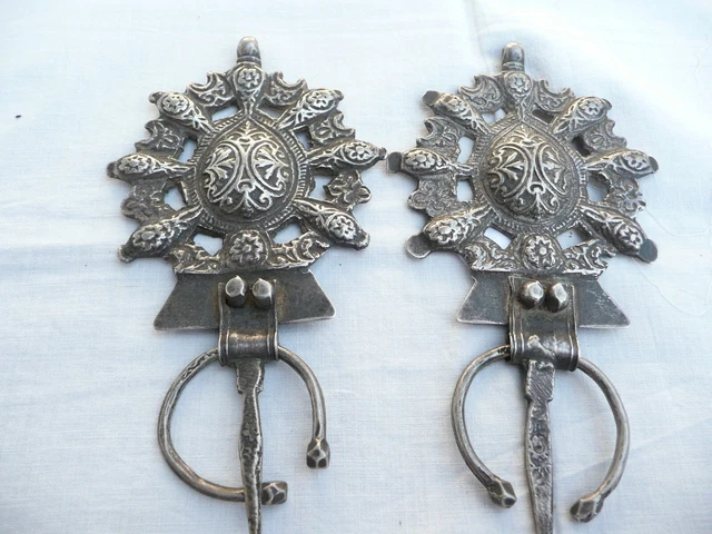 PAIRE D'IMPORTANTES FIBULES ancienne en argent marocain berbère poids ...
