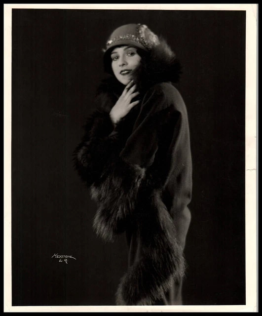 HOLLYWOOD BEAUTY UNKNOWN ACTRESS STUNNING PORTRAIT 1920s STYLISH POSE