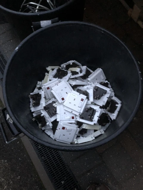 MK ELECTRIC POWERLINK PVC Busbar Trunking Switched Sockets With Neon ...