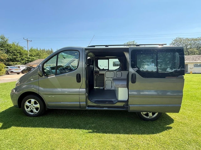 RENAULT TRAFIC 2.0 dCi SL27 Sport Panel Van 4dr Diesel Manual L1 H1 ...