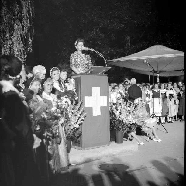 ERIKA RIKLI SPEAKING at the SAFFA fair 1958 Old Historic Photo EUR 6,59 ...
