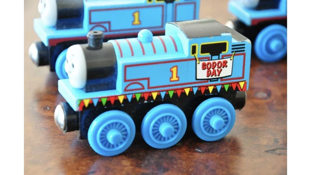 THOMAS TANK ENGINE Wooden Railway - Sodor Day THOMAS HIMSELF $14.25 ...