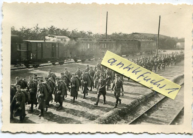 FOTO: DEUTSCHE TRUPPEN auf dem Güter-Bahnhof in Brieg / Brzeg in ...