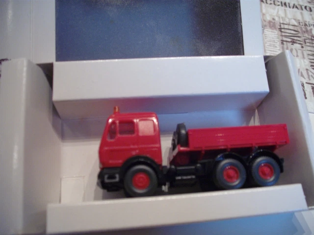 WIKING MERCEDES BENZ Feuerwehr Abschleppwagen mit Pritsche 3-achser Rot ...