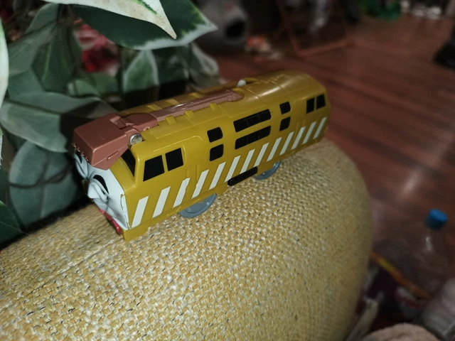 TOMY TRACKMASTER THOMAS Tank Engine And Friends Diesel 10 Motorised Old ...