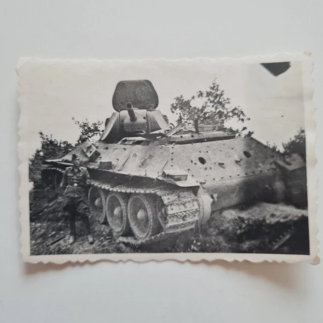 FOTO WEHRTECHNIK RUSSLAND russischer Panzer Tank T34 2wk 2ww Soldat EUR ...