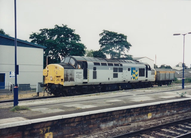 RAILWAY PHOTOGRAPH 7& x 5" Class 37 37042 at Westbury 19/07/95 £1.50 ...