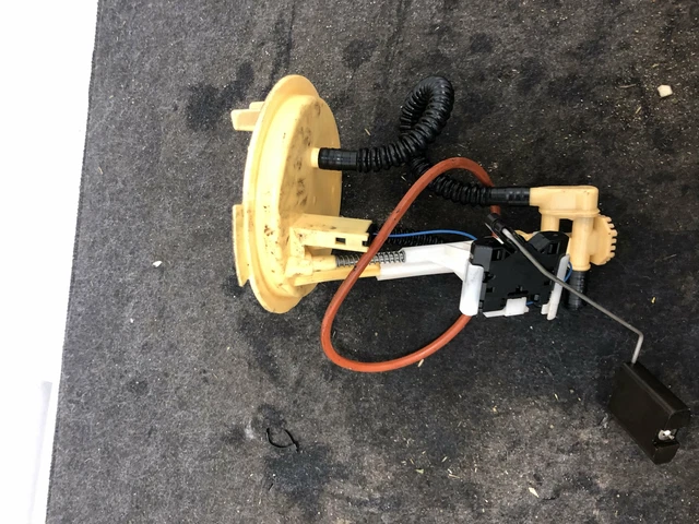 MERCEDES-BENZ E W212 250 CDI Combustible Level Sensor Unidad Emisora ...