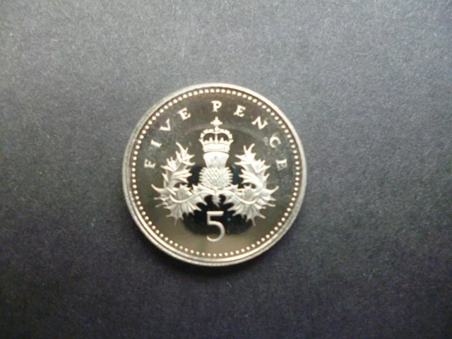 1992 QUEEN ELIZABETH 2Nd Proof 5P Coin (Smaller Type) Housed In A New ...