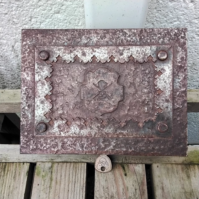 BOITE COFFRET EN Fer Blason Fusils Croisés et Chien Système de ...