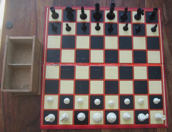 VINTAGE HOUSE MARTIN Staunton Chess Set Complete Plastic / Resin Pieces ...
