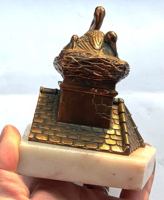 RÉGULE TIRELIRE NID De Cigognes Sur Un Toit Money Box Stork Nest On A ...