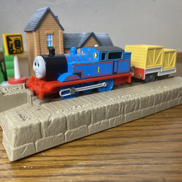 THOMAS FRIENDS TRACKMASTER Thomas Jet Engine Box Motorized Train Engine ...