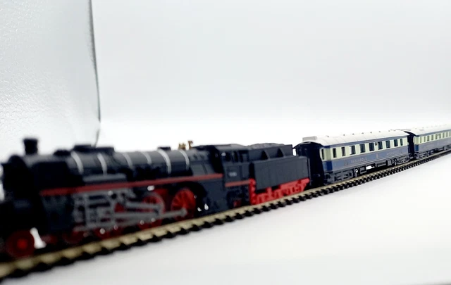 Z GAUGE SCALE Steam Locomotive + Luxury Express Coaches Model Railway ...