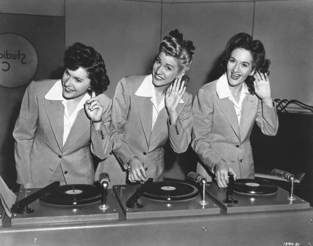 SINGING GROUP THE Andrews Sisters Pose For A Portrait 1944 5 Old Music ...