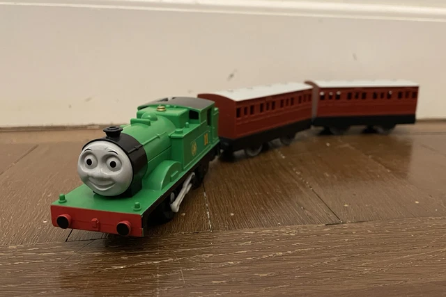 TOMY TRACKMASTER THOMAS And Friends Oliver Motorised train With Coaches ...
