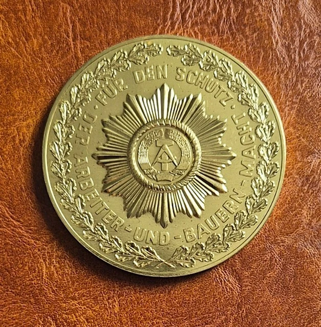 DDR ~ MEDAILLE ~ Für den Schutz der Arbeit- und Bauern - Macht ~ Ø ca ...