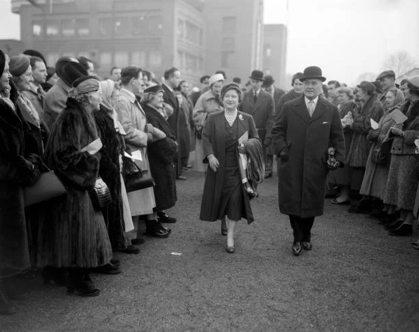 THE QUEEN MOTHER walks paddock see horse Devon Loch was entere- 1956 Old Photo EUR 6,59 ...