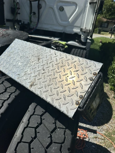 35-5921GH FREIGHTLINER CASCADIA CHAIN HANGE = RIGHT PASSENGER SIDE next ...