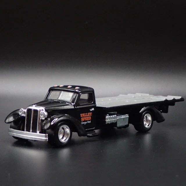 VINTAGE FLATBED TRUCK car Hauler Rare 1:64 Scale Diorama Diecast Modèle ...