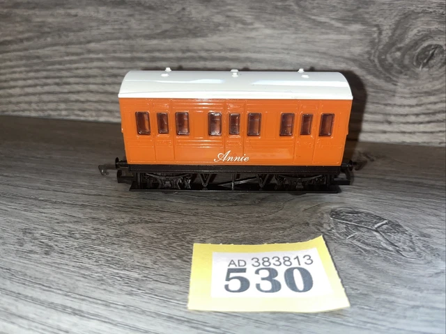 HORNBY THOMAS AND Friends R110 Annie Coach Thomas the Tank Engine £9.99 ...