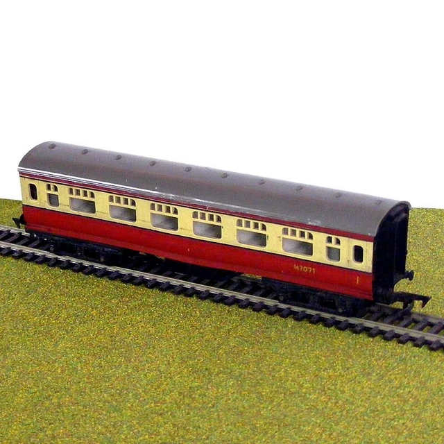 TRIANG R21 SHORT 7" Red & Cream Coach w/ Int Seating for 00 Gauge Model ...