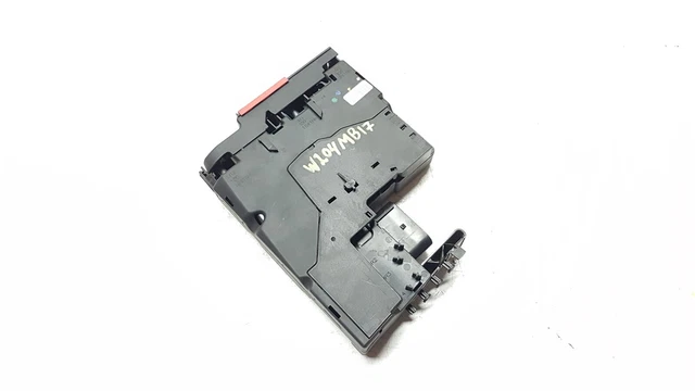 2013 MERCEDES-BENZ C220 W204 Engine Bay Fuse Box Battery Terminal ...