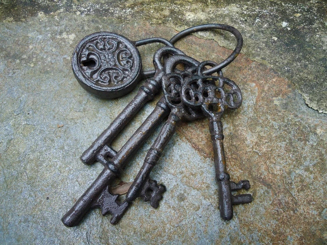 BUNCH OF JAIL Keys + Padlock Antique Iron Metal Lock Key Theatre Film ...