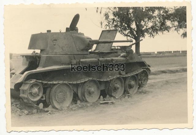 FOTO ABGESCHOSSENER RUSSISCHER BT-7 Panzer am Straßenrand an der ...
