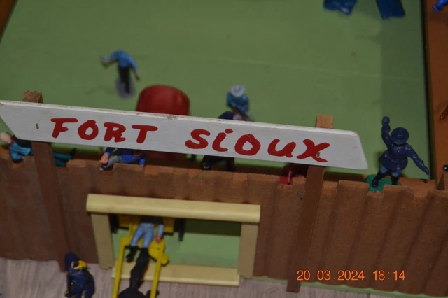 COWBOYS AND INDIANS toy soldiers,plus fort sioux and wagon timpo ...