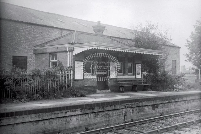 PHOTO BR BRITISH Railways Station Scene - COLNBROOK STATION 1 £1.99 ...
