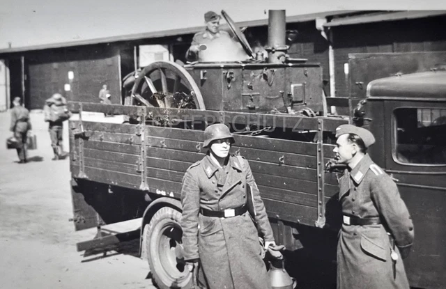 FOTO - LUFTWAFFE, Küchenwagen bei Filmaufnahmen der Autobahn Berlin ...