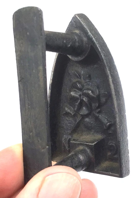 ANCIEN FER A REPASSER ROSE MINIATURE N°2 PRESSING IRON FERRO STIRO ...