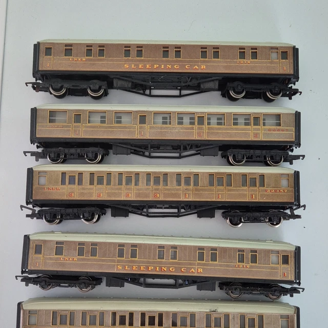 TRI-ANG OO GAUGE LNER Brown/Cream Sleeping Car Coaches R.320 R.324 R ...
