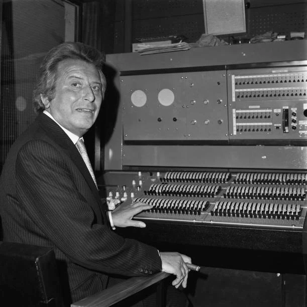 BERNARD DELFONT AT a lighting control console UK 1972 OLD PHOTO $8.50 ...
