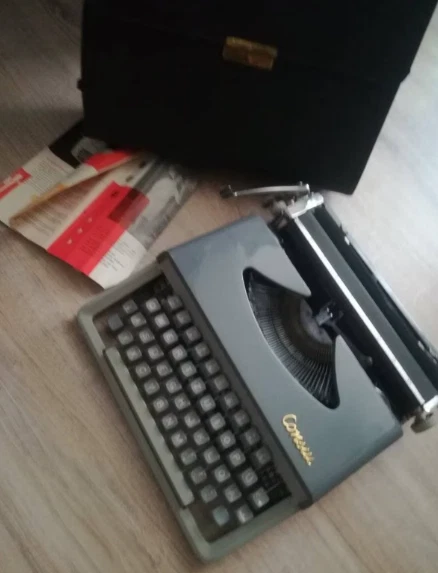 ALTE DDR SCHREIBMASCHINE Consul mit Koffer und original Beschreibung ...