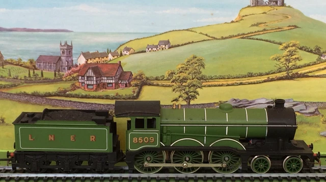 OO HORNBY R150 LNER matt green class B12 tender loco No.8509 in good ...