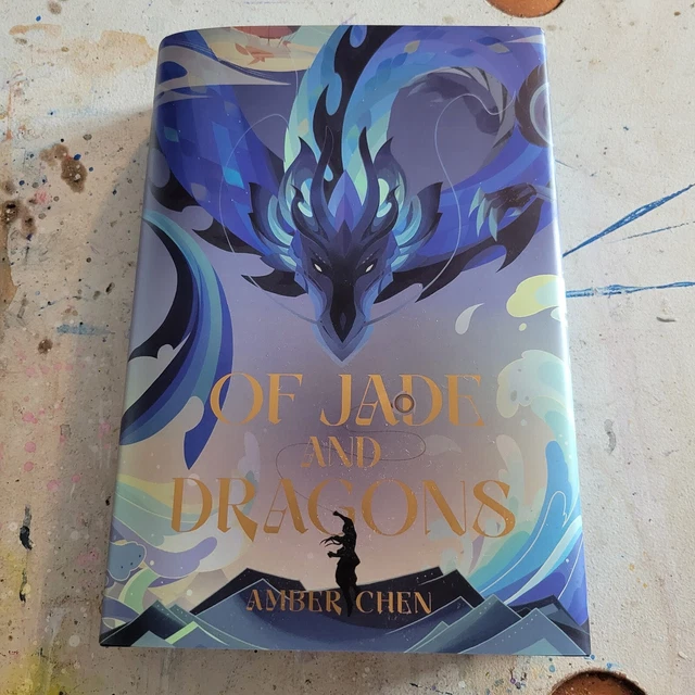 LIVRE ILLUSTRÉ EXCLUSIF Owlcrate Of Jade And Dragons Amber Chen bord ...