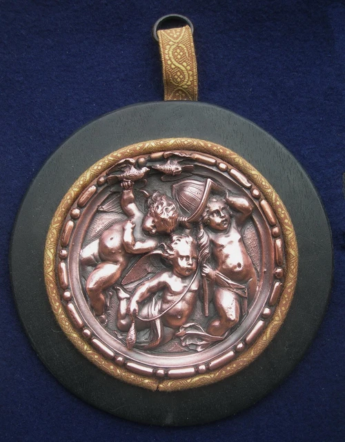 PLAQUE BAS-RELIEF du XIXè en cuivre décor putti "putto" sur cadre bois ...
