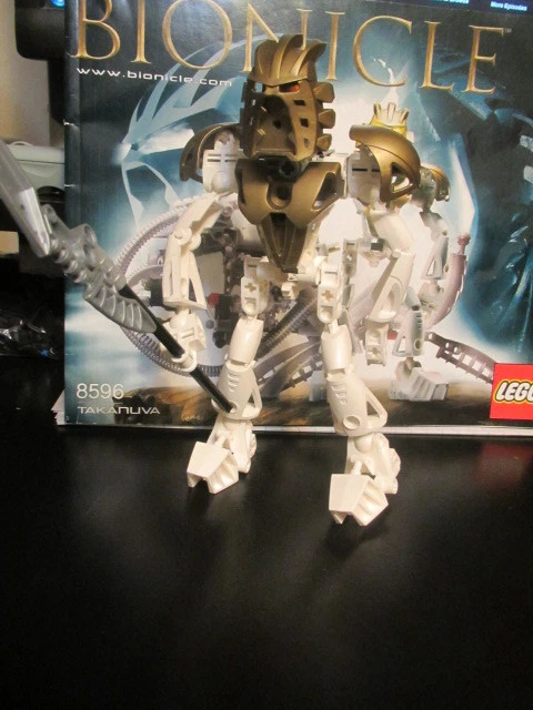 LEGO BIONICLE 8596 Takanuva Figur + Anleitung + HTF Gold Maske ...