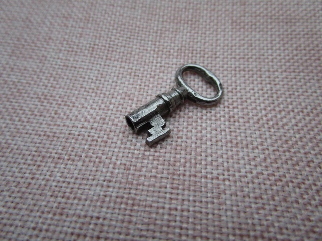 ALTER KLEINER ANTIKER Schlüssel Schatulle Vorhängeschloss Holztruhe 2,4 cm EUR 3,30 - PicClick DE