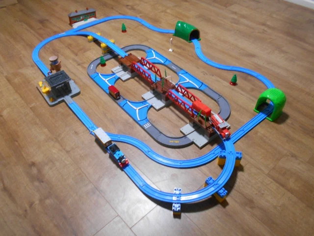 TOMY TRACKMASTER THOMAS the tank engine battery train set includes ...