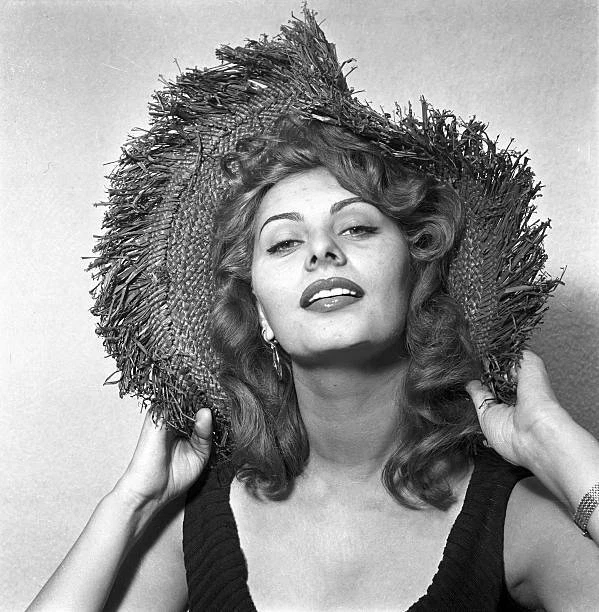 SOPHIA LOREN POSING with a straw hat 1957 OLD PHOTO $8.50 - PicClick AU