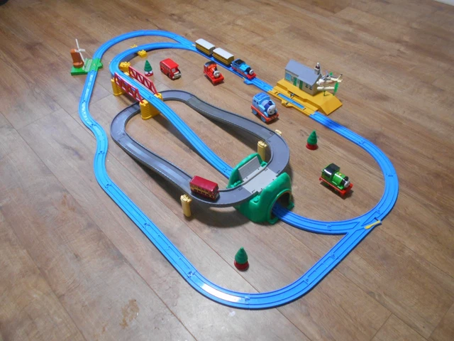 TOMY TRACKMASTER THOMAS the tank engine train set battery airport ...
