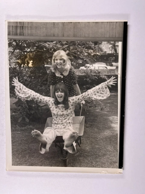 THE NEW SEEKERS Photo Eve Graham Lyn Paul Original Press Promotion Feb ...