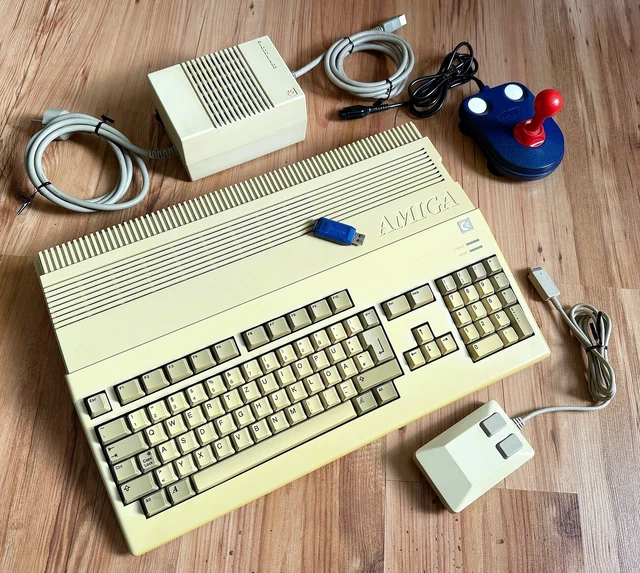 AMIGA 500 / A500 + GOTEK USB Floppy + 512 Speicher + Joystick + Maus ...